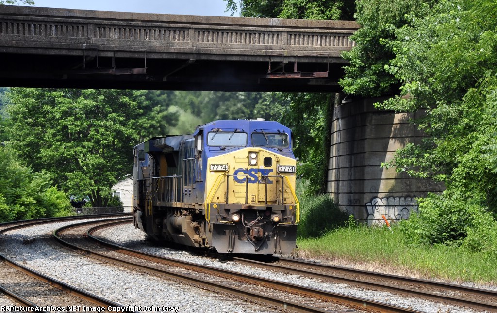 CSXT 7774(CW40-8) and CSXT 5351(ES44DC) power Q370-10 off the Old Main Line